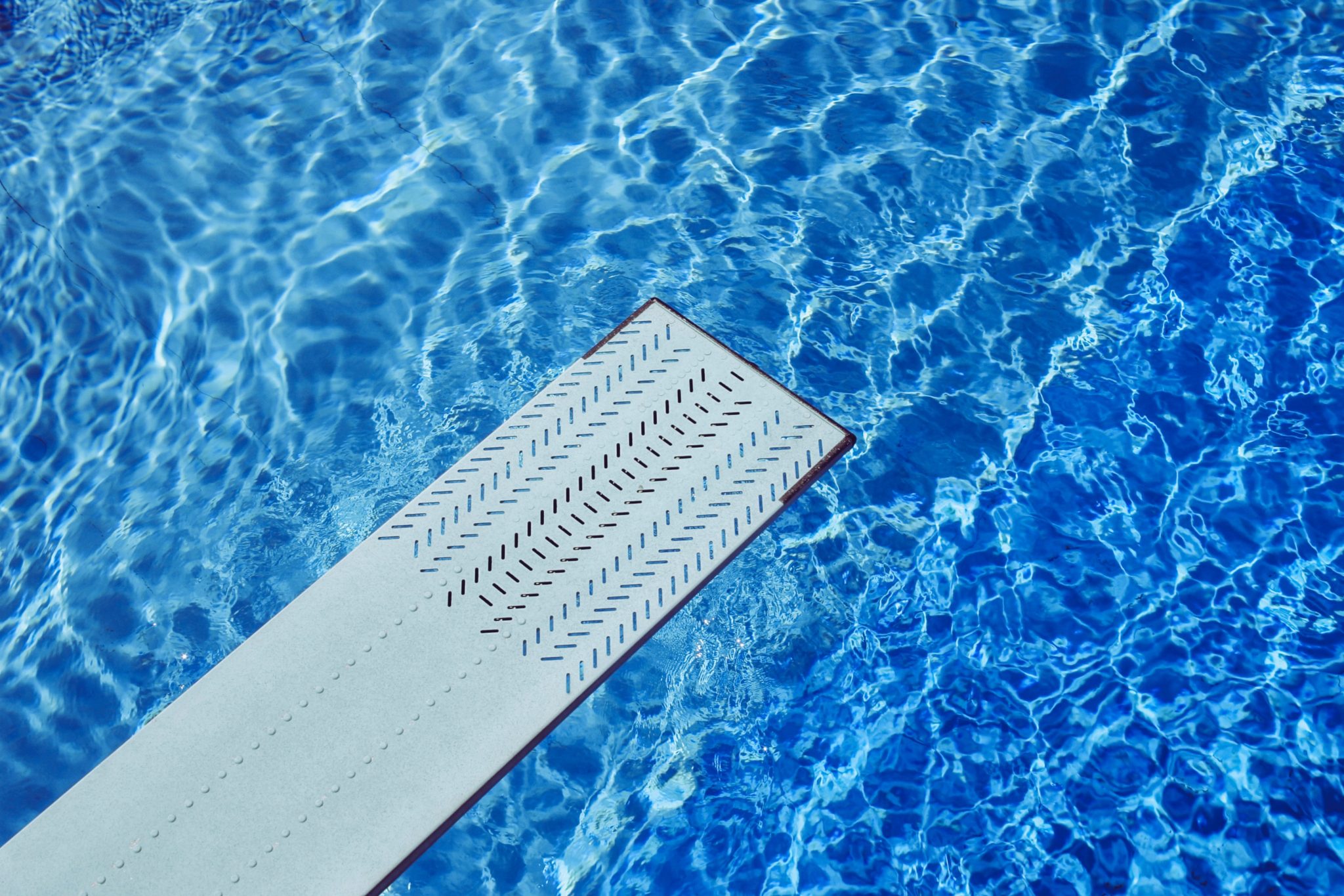 Plongeoir de piscine : les 4 meilleurs modèles en 2023